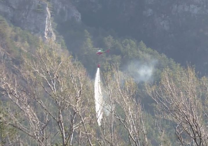 Brucia ancora il bosco sul monte Amariana in Carnia, in azione anche ... Brucia ancora il bosco sul monte Amariana in Carnia, in azione anche ...